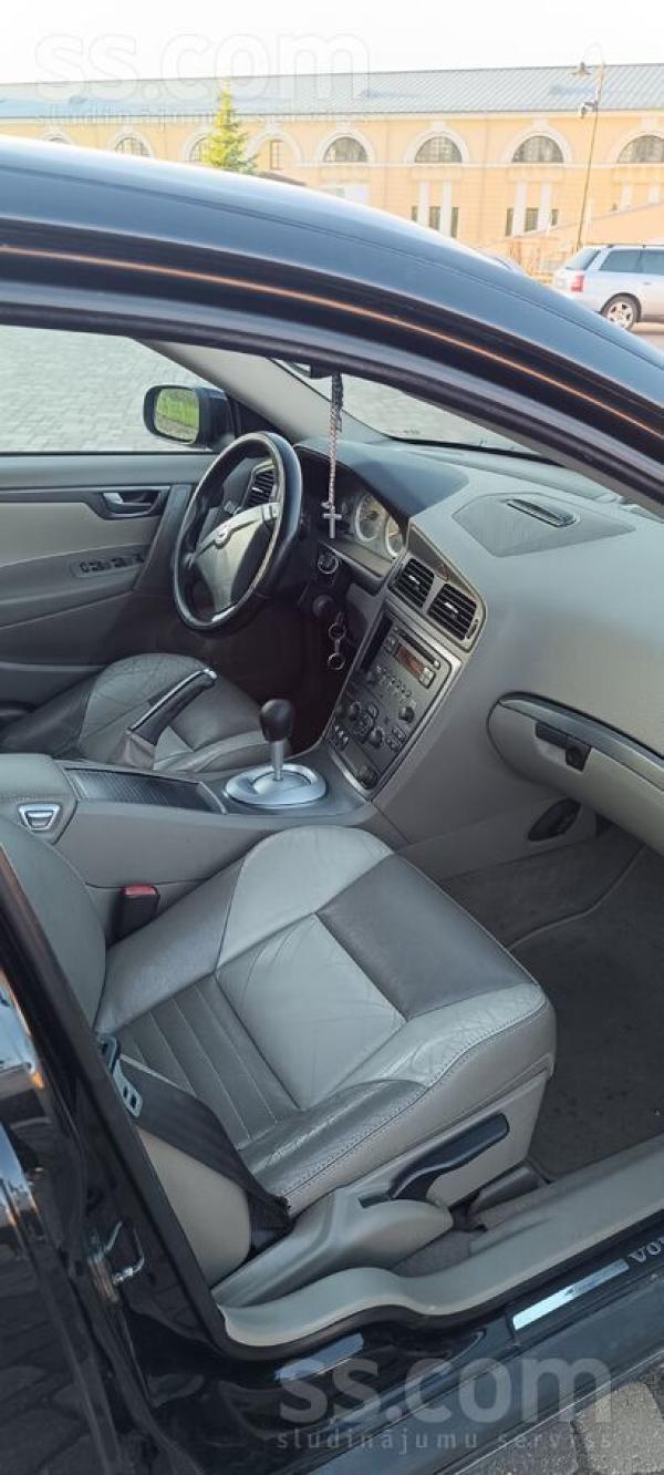 Black Volvo S60 2006 in Daugavpils, with an engine capacity of 2.40 L and mileage of 490 thousand km for 2300 €, photo 6 on AUTOMOTO.COM.LV