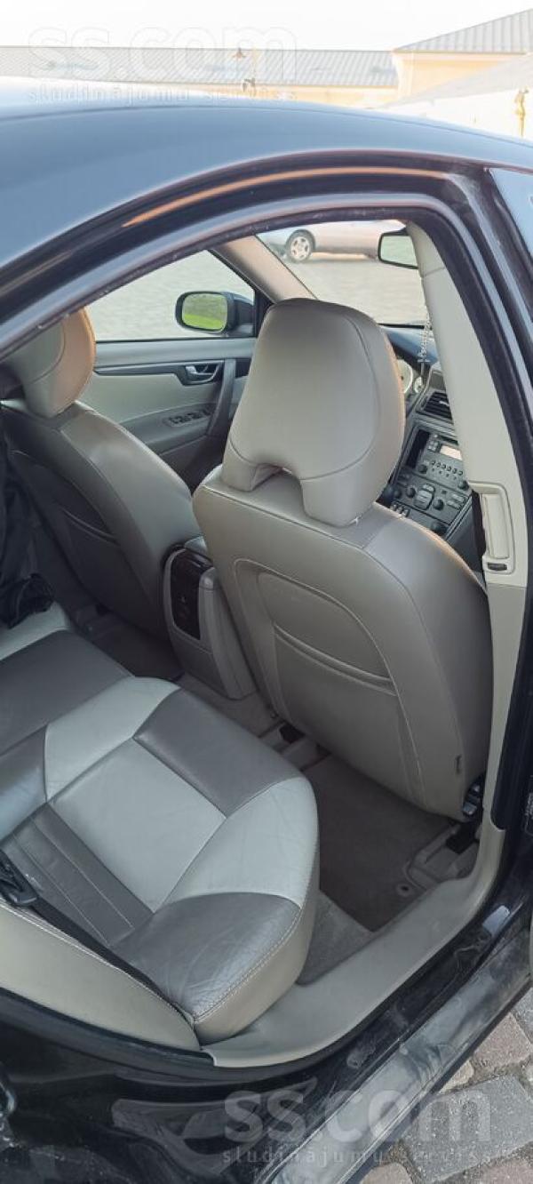 Black Volvo S60 2006 in Daugavpils, with an engine capacity of 2.40 L and mileage of 490 thousand km for 2300 €, photo 7 on AUTOMOTO.COM.LV