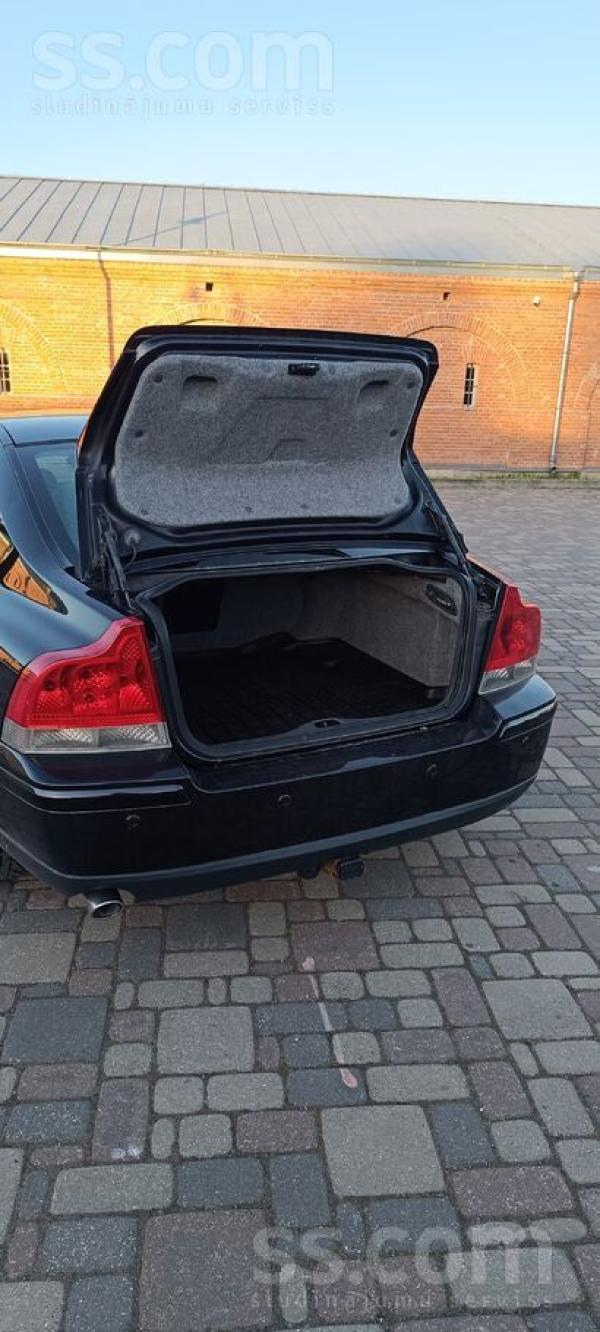 Black Volvo S60 2006 in Daugavpils, with an engine capacity of 2.40 L and mileage of 490 thousand km for 2300 €, photo 9 on AUTOMOTO.COM.LV