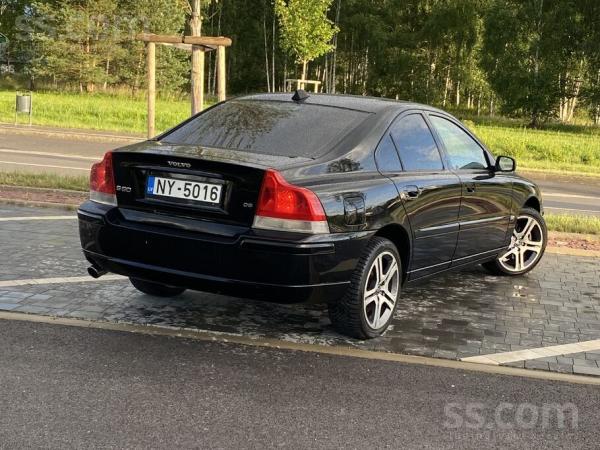 Black Volvo S60 2006 in Jelgava, with an engine capacity of 2.40 L and mileage of 0 thousand km for 2490 €, photo 3 on AUTOMOTO.COM.LV