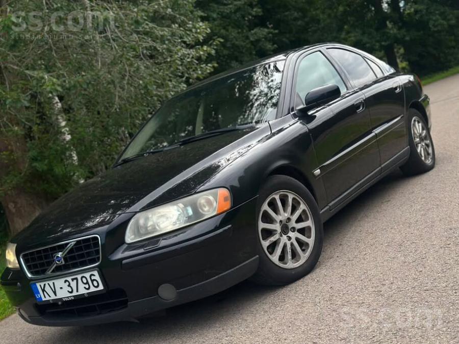 Black Volvo S60 2006 in Riga, with an engine capacity of 2.40 L and mileage of 325 thousand km for 1690 €, photo 1 on AUTOMOTO.COM.LV