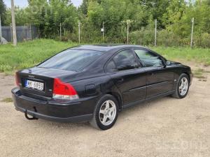 Black Volvo S60 2006 in Riga, with an engine capacity of 2.40 L and mileage of 325 thousand km for 2450 €, photo 4 on AUTOMOTO.COM.LV