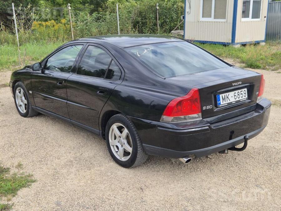 Black Volvo S60 2006 in Riga, with an engine capacity of 2.40 L and mileage of 325 thousand km for 2450 €, photo 5 on AUTOMOTO.COM.LV