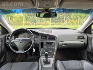 Black Volvo S60 2006 in Riga, with an engine capacity of 2.40 L and mileage of 325 thousand km for 2450 €, photo 6 on AUTOMOTO.COM.LV