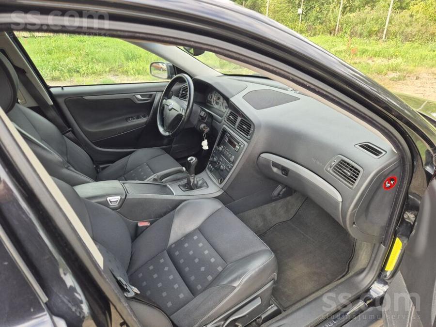 Black Volvo S60 2006 in Riga, with an engine capacity of 2.40 L and mileage of 325 thousand km for 2450 €, photo 10 on AUTOMOTO.COM.LV