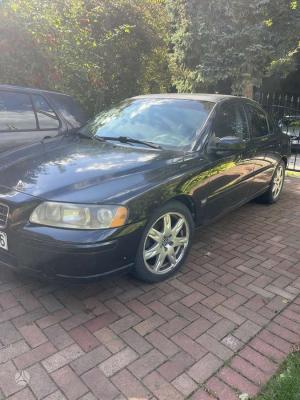 Melns Volvo S60 2006 Kauņa, ar dzinēja tilpumu 2.50 L un nobraukumu 210 tūkst. km par 1300 €, foto  vietnē AUTOMOTO.COM.LV