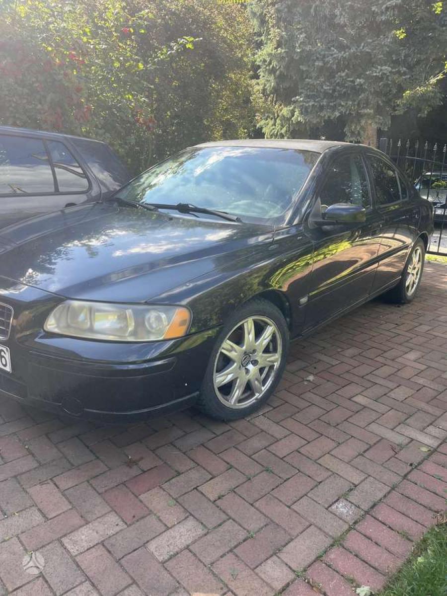 Melns Volvo S60 2006 Kauņa, ar dzinēja tilpumu 2.50 L un nobraukumu 210 tūkst. km par 1300 €, foto 1 vietnē AUTOMOTO.COM.LV