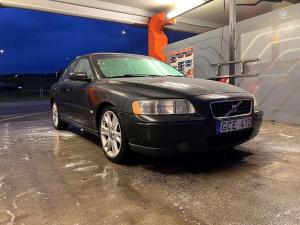 Melns Volvo S60 2006 Viļņa, ar dzinēja tilpumu 2.40 L un nobraukumu 400 tūkst. km par 1400 €, foto  vietnē AUTOMOTO.COM.LV