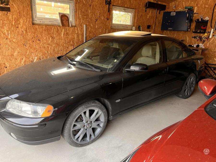 Melns Volvo S60 2006 Viļņa, ar dzinēja tilpumu 2.40 L un nobraukumu 400 tūkst. km par 1400 €, foto 4 vietnē AUTOMOTO.COM.LV