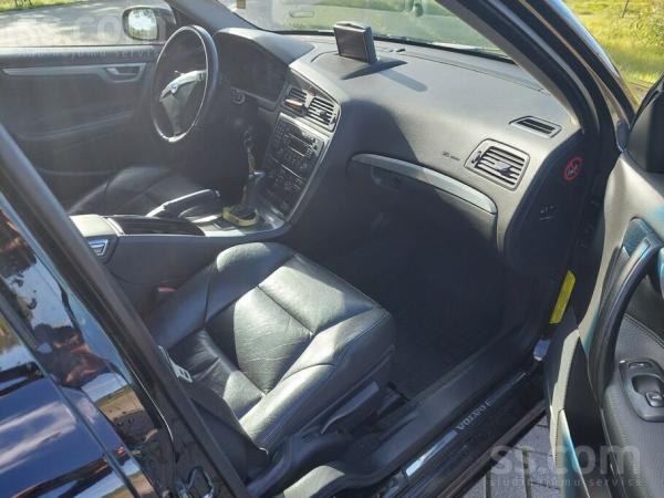 Black Volvo S60 2007 in Valmiera, with an engine capacity of 2.40 L and mileage of 350 thousand km for 2000 €, photo 11 on AUTOMOTO.COM.LV