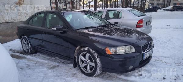 Black Volvo S60 2007 in Saldus, with an engine capacity of 2.40 L and mileage of 275 thousand km for 2490 €, photo 4 on AUTOMOTO.COM.LV