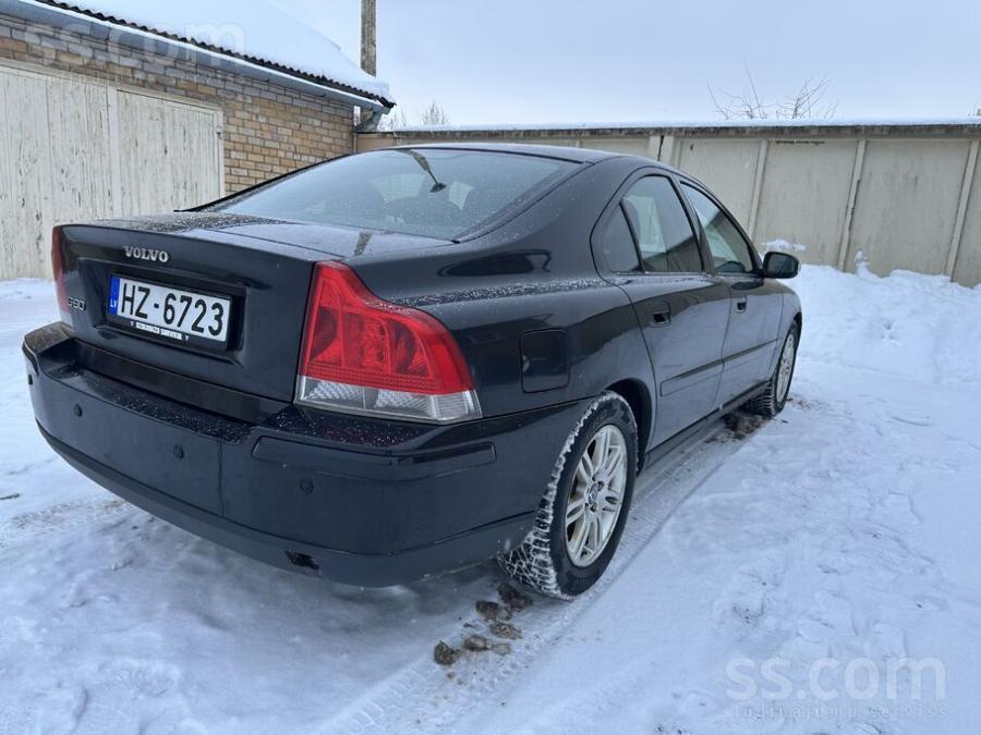 Black Volvo S60 2007 in Rezekne, with an engine capacity of 2.40 L and mileage of 330 thousand km for 2100 €, photo 4 on AUTOMOTO.COM.LV
