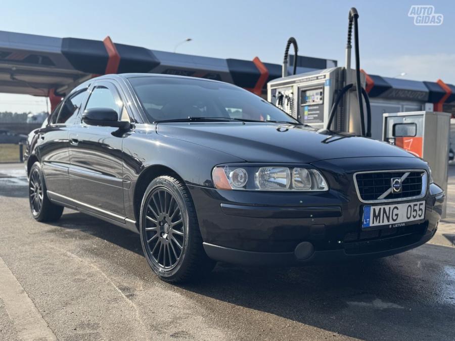 Black Volvo S60 2007 in Vilnius, with an engine capacity of 2.50 L and mileage of 340 thousand km for 4950 €, photo 1 on AUTOMOTO.COM.LV