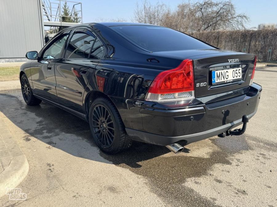 Black Volvo S60 2007 in Vilnius, with an engine capacity of 2.50 L and mileage of 340 thousand km for 4950 €, photo 3 on AUTOMOTO.COM.LV
