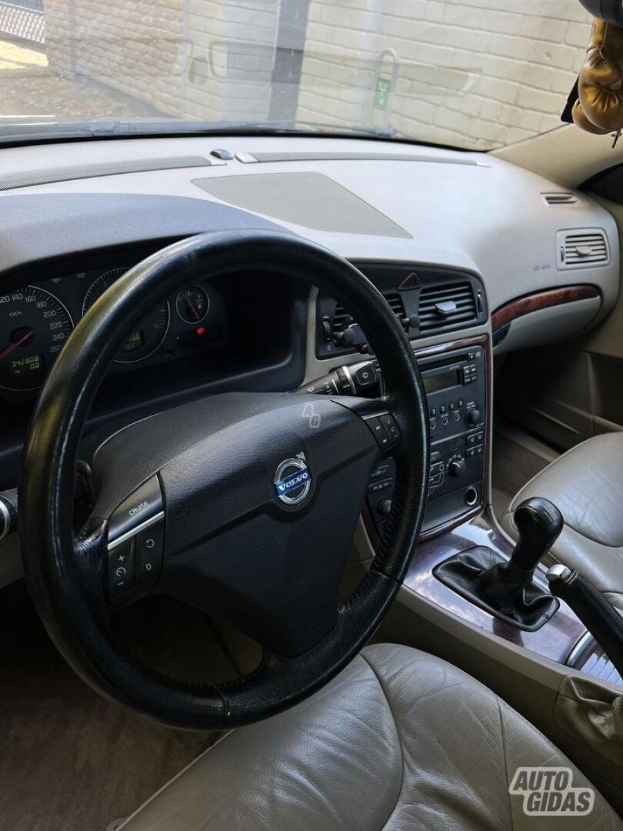 Black Volvo S60 2007 in Vilnius, with an engine capacity of 2.40 L and mileage of 354 thousand km for 2400 €, photo 11 on AUTOMOTO.COM.LV