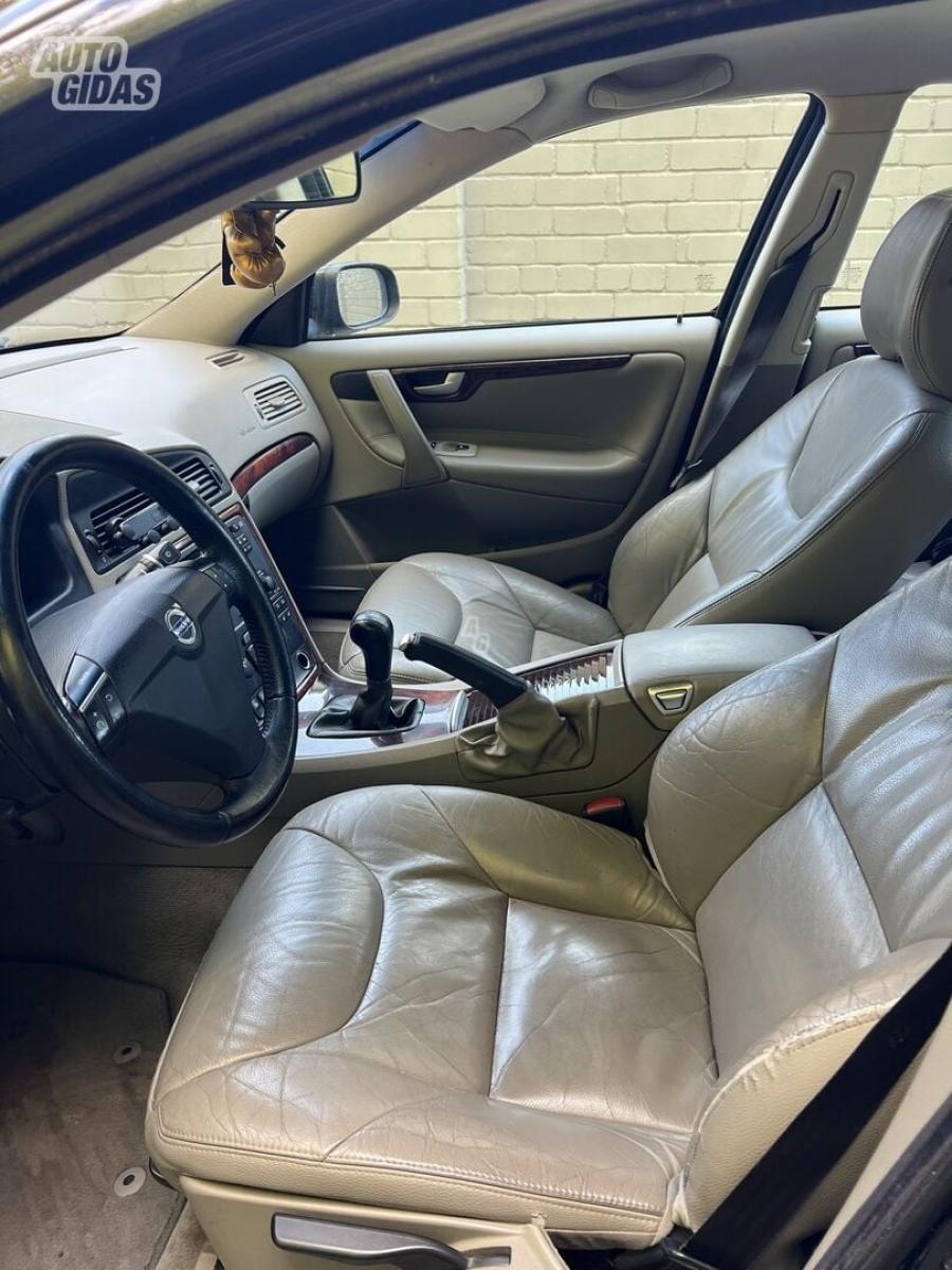 Black Volvo S60 2007 in Vilnius, with an engine capacity of 2.40 L and mileage of 354 thousand km for 2400 €, photo 12 on AUTOMOTO.COM.LV