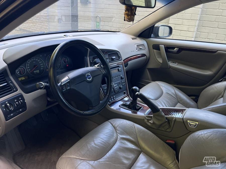 Black Volvo S60 2007 in Vilnius, with an engine capacity of 2.40 L and mileage of 354 thousand km for 2400 €, photo 13 on AUTOMOTO.COM.LV