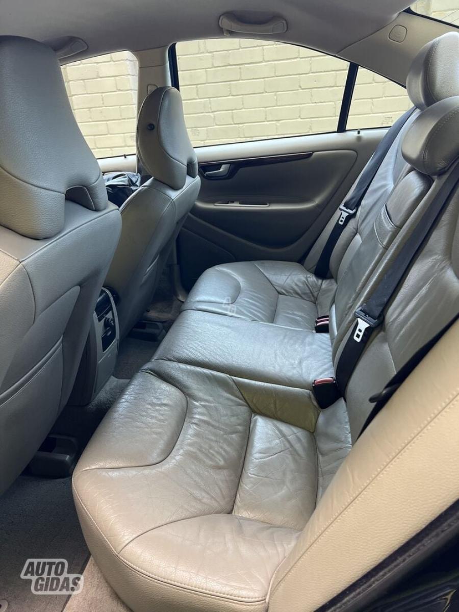 Black Volvo S60 2007 in Vilnius, with an engine capacity of 2.40 L and mileage of 354 thousand km for 2400 €, photo 15 on AUTOMOTO.COM.LV