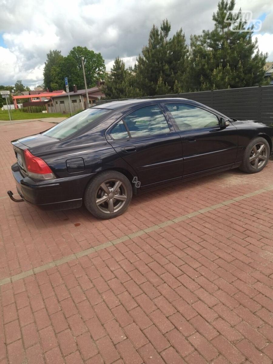 Black Volvo S60 2007 in Prienai, with an engine capacity of 2.40 L and mileage of 305 thousand km for 1800 €, photo 3 on AUTOMOTO.COM.LV