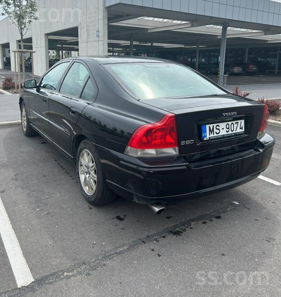 Black Volvo S60 2007 in Riga, with an engine capacity of 2.40 L and mileage of 374 thousand km for 2500 €, photo 3 on AUTOMOTO.COM.LV