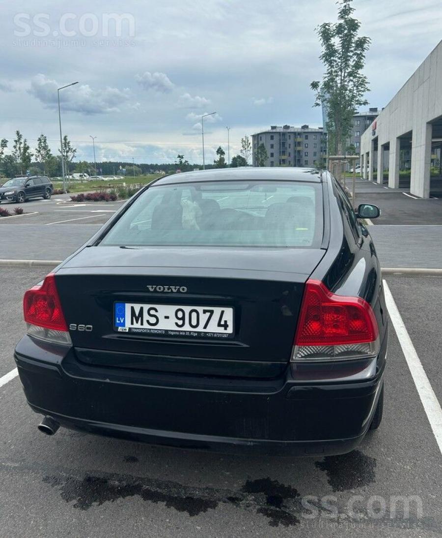 Black Volvo S60 2007 in Riga, with an engine capacity of 2.40 L and mileage of 374 thousand km for 2500 €, photo 4 on AUTOMOTO.COM.LV