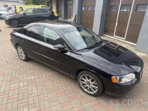 Black Volvo S60 2007 in Riga, with an engine capacity of 2.40 L and mileage of 342 thousand km for 1750 €, photo 1 on AUTOMOTO.COM.LV