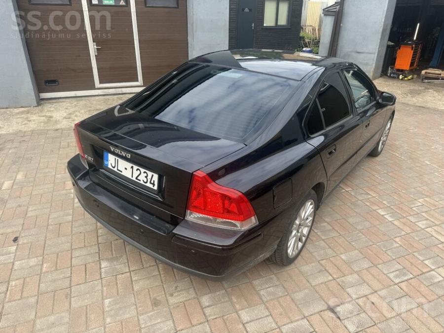 Black Volvo S60 2007 in Riga, with an engine capacity of 2.40 L and mileage of 342 thousand km for 1750 €, photo 4 on AUTOMOTO.COM.LV