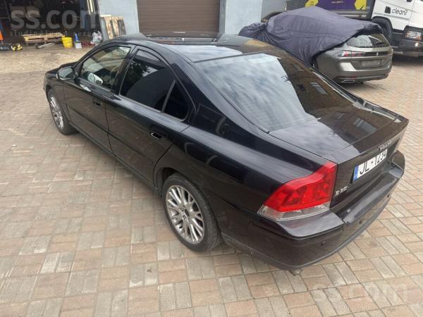 Black Volvo S60 2007 in Riga, with an engine capacity of 2.40 L and mileage of 342 thousand km for 1750 €, photo 4 on AUTOMOTO.COM.LV