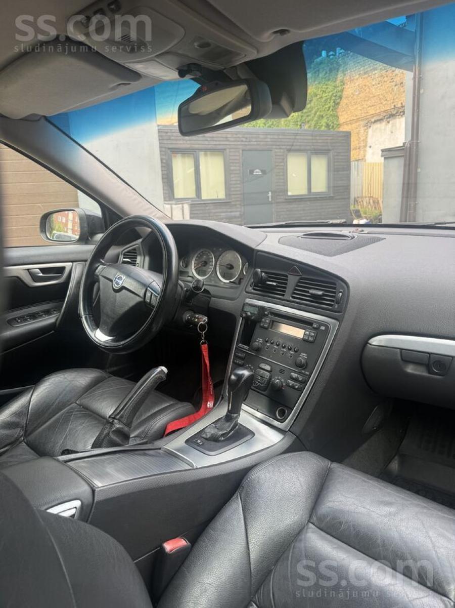 Black Volvo S60 2007 in Riga, with an engine capacity of 2.40 L and mileage of 342 thousand km for 1750 €, photo 6 on AUTOMOTO.COM.LV
