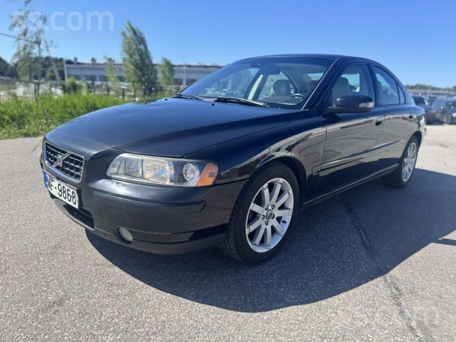 Black Volvo S60 2007 in Riga, with an engine capacity of 2.40 L and mileage of 275 thousand km for 1777 €, photo 4 on AUTOMOTO.COM.LV