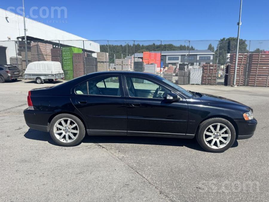 Black Volvo S60 2007 in Riga, with an engine capacity of 2.40 L and mileage of 275 thousand km for 1777 €, photo 6 on AUTOMOTO.COM.LV