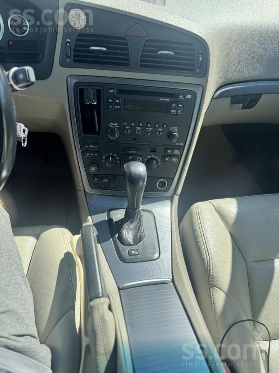 Black Volvo S60 2007 in Riga, with an engine capacity of 2.40 L and mileage of 275 thousand km for 1777 €, photo 14 on AUTOMOTO.COM.LV