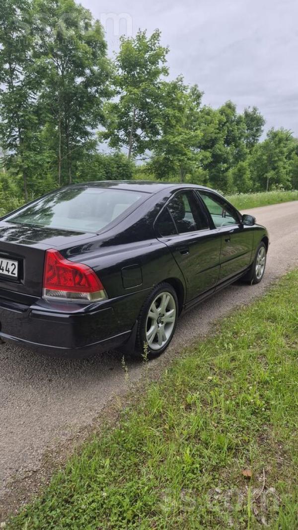 Black Volvo S60 2007 in Rezekne, with an engine capacity of 2.40 L and mileage of 370 thousand km for 2500 €, photo 3 on AUTOMOTO.COM.LV