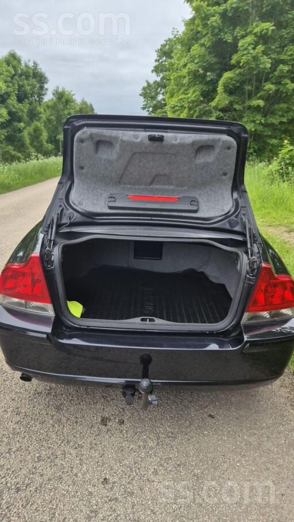Black Volvo S60 2007 in Rezekne, with an engine capacity of 2.40 L and mileage of 370 thousand km for 2500 €, photo 7 on AUTOMOTO.COM.LV