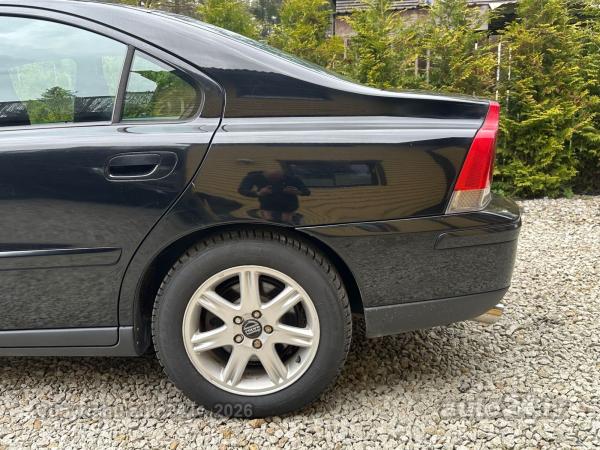 Black Volvo S60 2007 in Tallinn, with an engine capacity of 2.40 L and mileage of 289 thousand km for 3200 €, photo 5 on AUTOMOTO.COM.LV