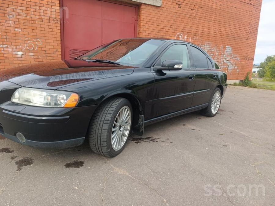Melns Volvo S60 2007 Daugavpils, ar dzinēja tilpumu 2.40 L un nobraukumu 335 tūkst. km par 2500 €, foto 1 vietnē AUTOMOTO.COM.LV