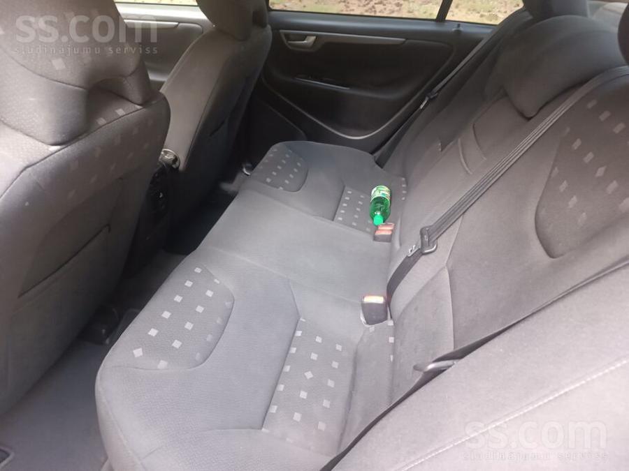 Melns Volvo S60 2007 Daugavpils, ar dzinēja tilpumu 2.40 L un nobraukumu 335 tūkst. km par 2700 €, foto 17 vietnē AUTOMOTO.COM.LV
