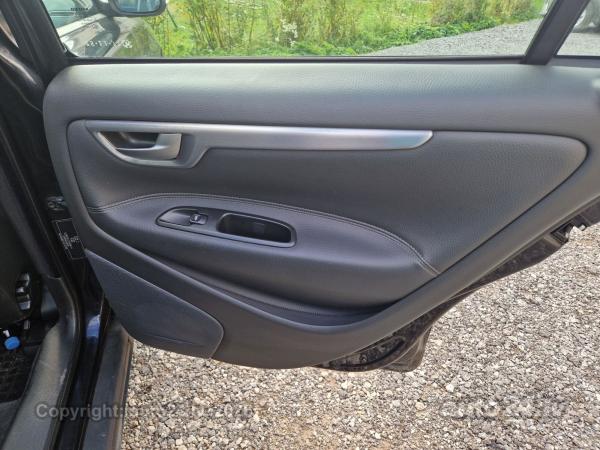 Black Volvo S60 2007 in Tallinn, with an engine capacity of 2.40 L and mileage of 290 thousand km for 4900 €, photo 9 on AUTOMOTO.COM.LV