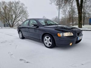 Melns Volvo S60 2008 Viļņa, ar dzinēja tilpumu 2.40 L un nobraukumu 305 tūkst. km par 2450 €, foto  vietnē AUTOMOTO.COM.LV