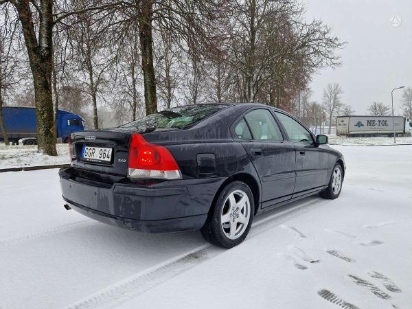 Melns Volvo S60 2008 Viļņa, ar dzinēja tilpumu 2.40 L un nobraukumu 305 tūkst. km par 2450 €, foto 2 vietnē AUTOMOTO.COM.LV