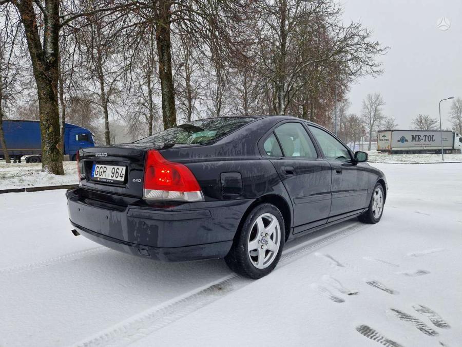 Black Volvo S60 2008 in Vilnius, with an engine capacity of 2.40 L and mileage of 305 thousand km for 2450 €, photo 2 on AUTOMOTO.COM.LV