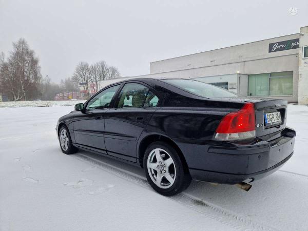 Melns Volvo S60 2008 Viļņa, ar dzinēja tilpumu 2.40 L un nobraukumu 305 tūkst. km par 2450 €, foto 3 vietnē AUTOMOTO.COM.LV