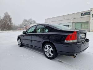 Black Volvo S60 2008 in Vilnius, with an engine capacity of 2.40 L and mileage of 305 thousand km for 2450 €, photo 3 on AUTOMOTO.COM.LV