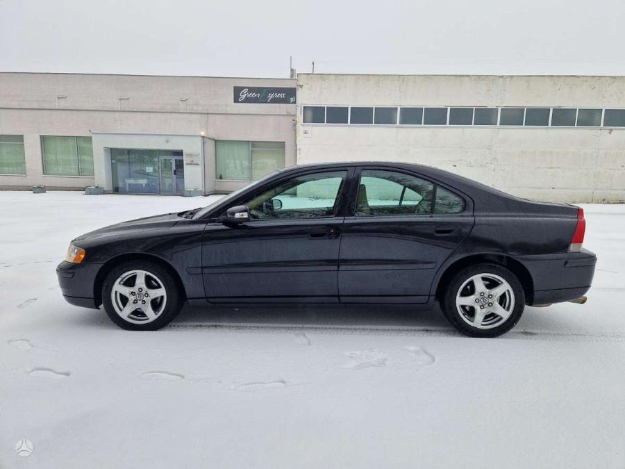 Black Volvo S60 2008 in Vilnius, with an engine capacity of 2.40 L and mileage of 305 thousand km for 2450 €, photo 5 on AUTOMOTO.COM.LV
