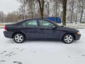 Black Volvo S60 2008 in Vilnius, with an engine capacity of 2.40 L and mileage of 305 thousand km for 2450 €, photo 6 on AUTOMOTO.COM.LV