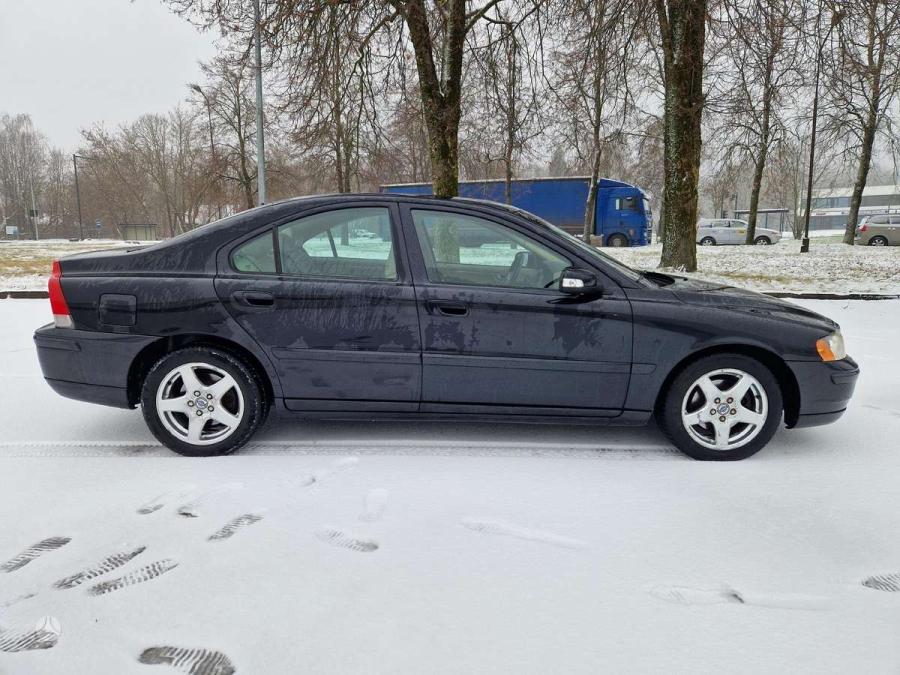Black Volvo S60 2008 in Vilnius, with an engine capacity of 2.40 L and mileage of 305 thousand km for 2450 €, photo 6 on AUTOMOTO.COM.LV