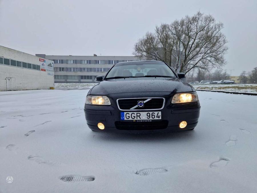Black Volvo S60 2008 in Vilnius, with an engine capacity of 2.40 L and mileage of 305 thousand km for 2450 €, photo 7 on AUTOMOTO.COM.LV