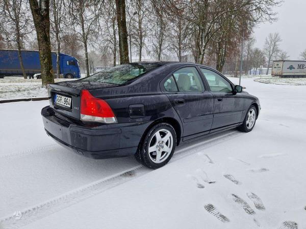 Melns Volvo S60 2008 Viļņa, ar dzinēja tilpumu 2.40 L un nobraukumu 305 tūkst. km par 2450 €, foto 10 vietnē AUTOMOTO.COM.LV