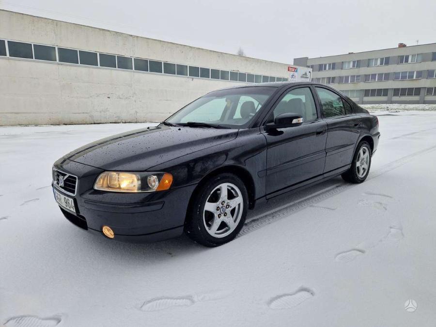 Black Volvo S60 2008 in Vilnius, with an engine capacity of 2.40 L and mileage of 305 thousand km for 2450 €, photo 12 on AUTOMOTO.COM.LV