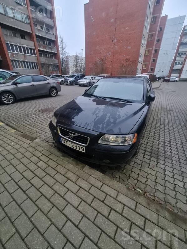 Black Volvo S60 2008 in Riga, with an engine capacity of 2.40 L and mileage of 495 thousand km for 1800 €, photo 1 on AUTOMOTO.COM.LV